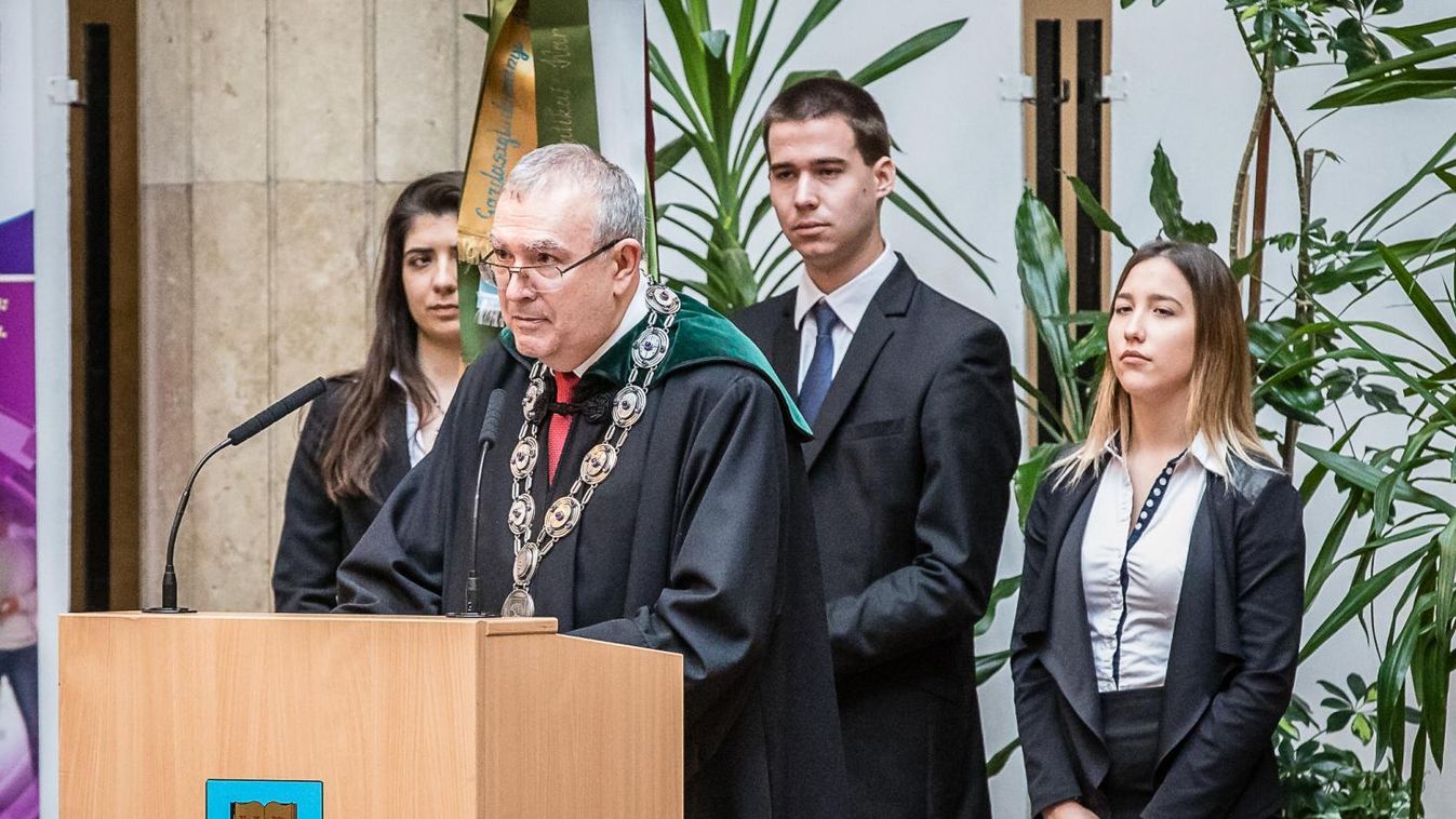 A most átadott diplomák értékes útlevelek