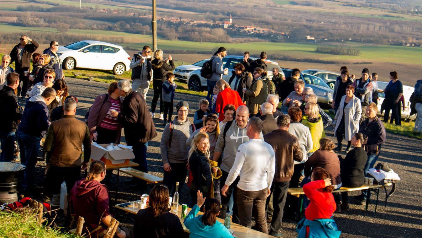 Séta, tea, tűz, forralt bor és koccintás a Somló hegyi Margit-kápolnánál