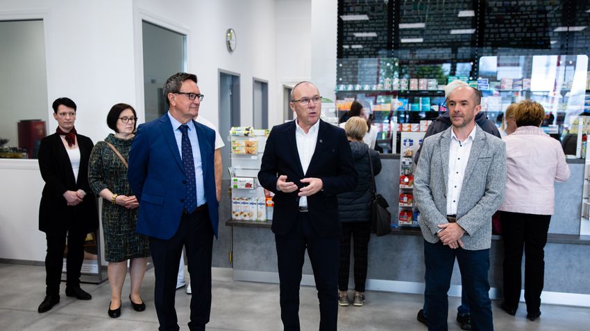 VEOL - Robot gyorsítja meg a kiszolgálást Veszprém új patikájában