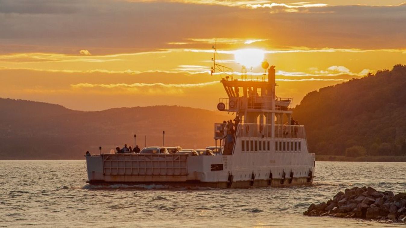 30 percenként jár a tihanyi komp, 8 perc alatt a Balaton túlpartjára ...