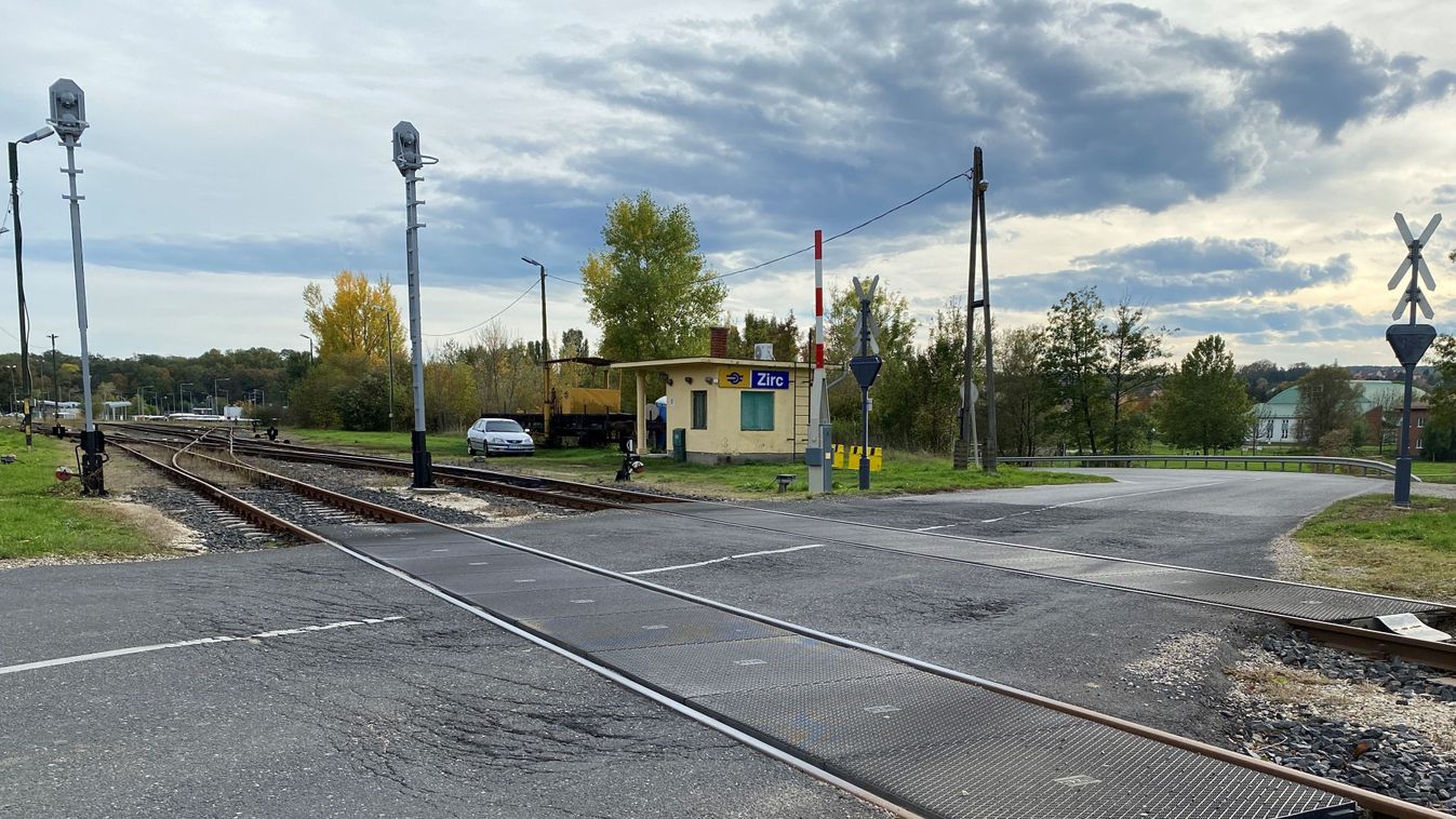 Vasúti átjáró vesekőrázó vágányokkal