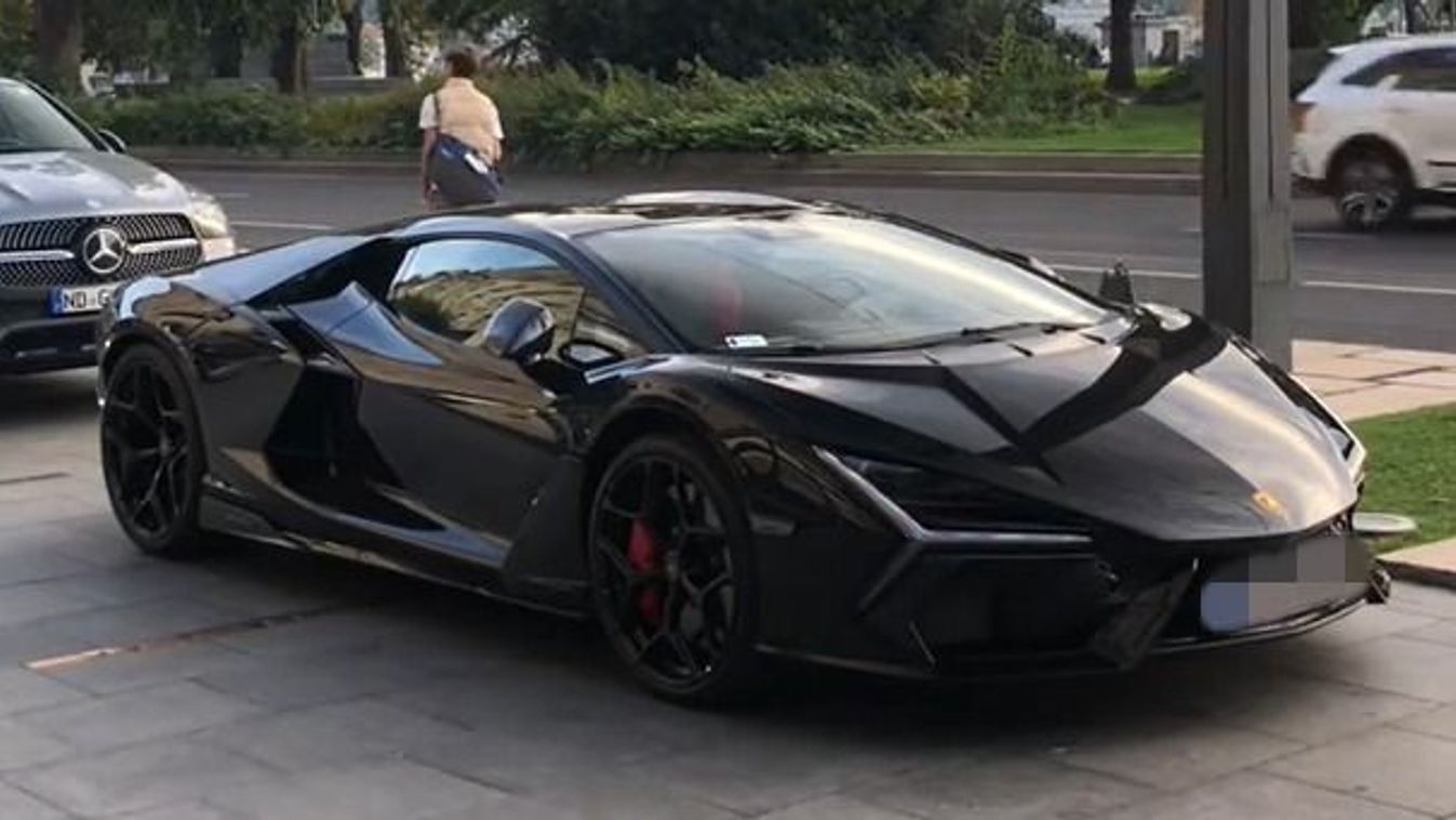 Szoboszlai Dominik egy Lamborghini volánja mögé ült