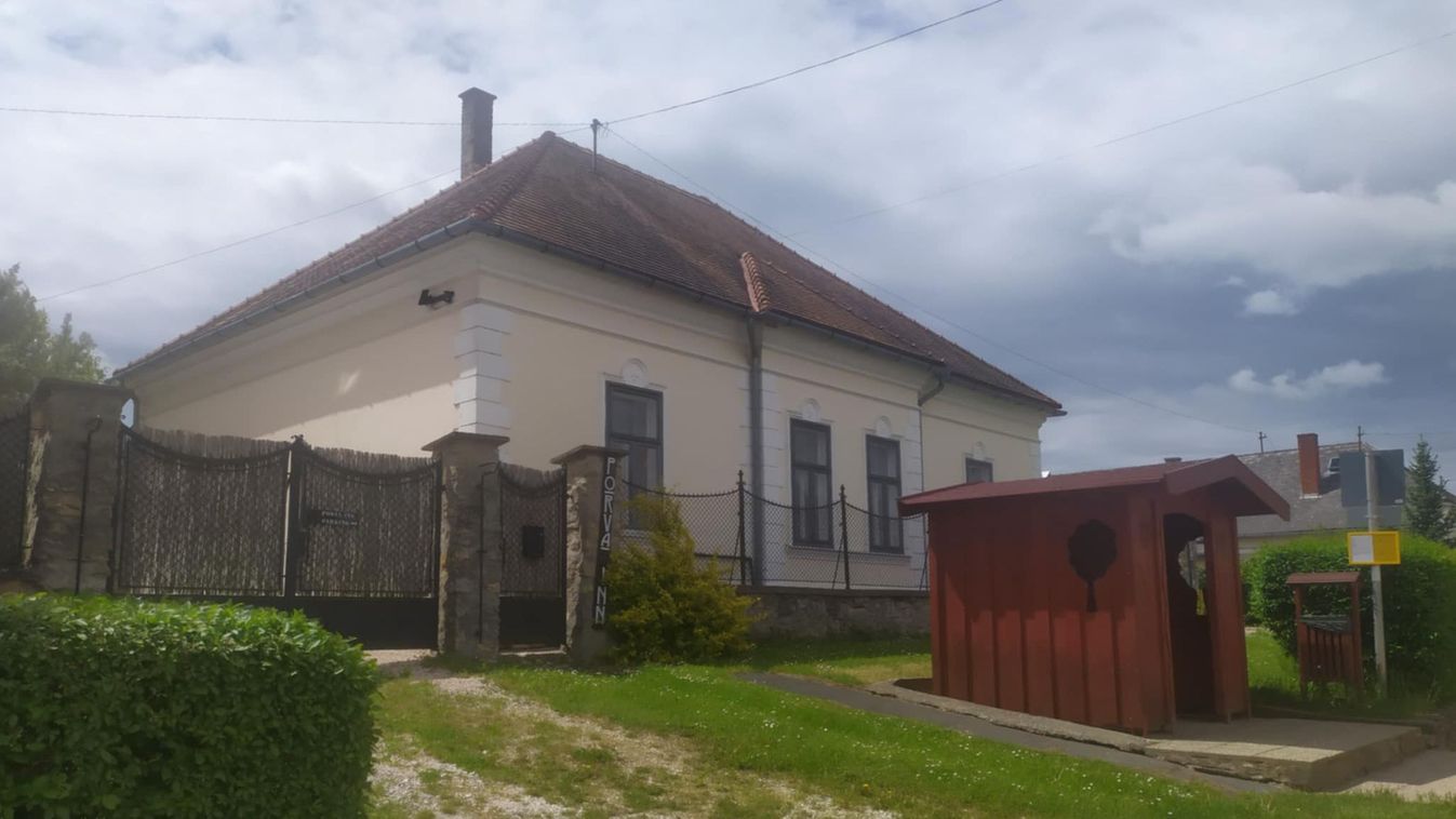 Eladó nyaraló – A porvai paplak története