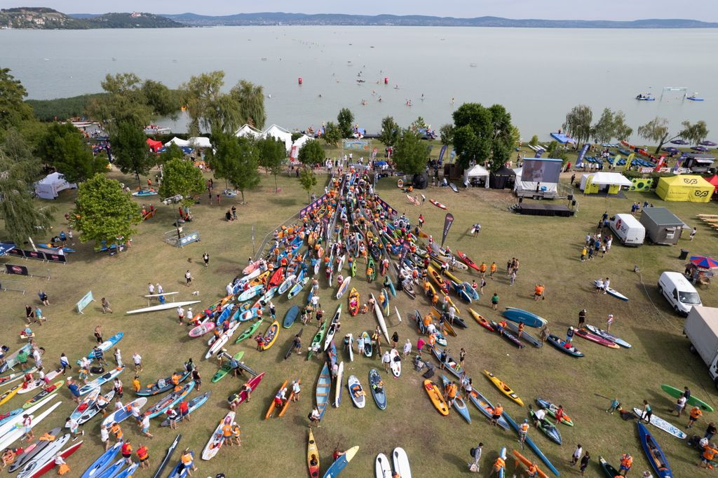 VEOL - A magyar futballválogatott korábbi kapitánya is átevezte a Balatont