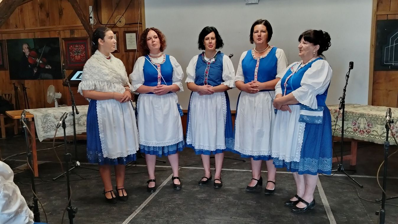 Katonadalok és cicege