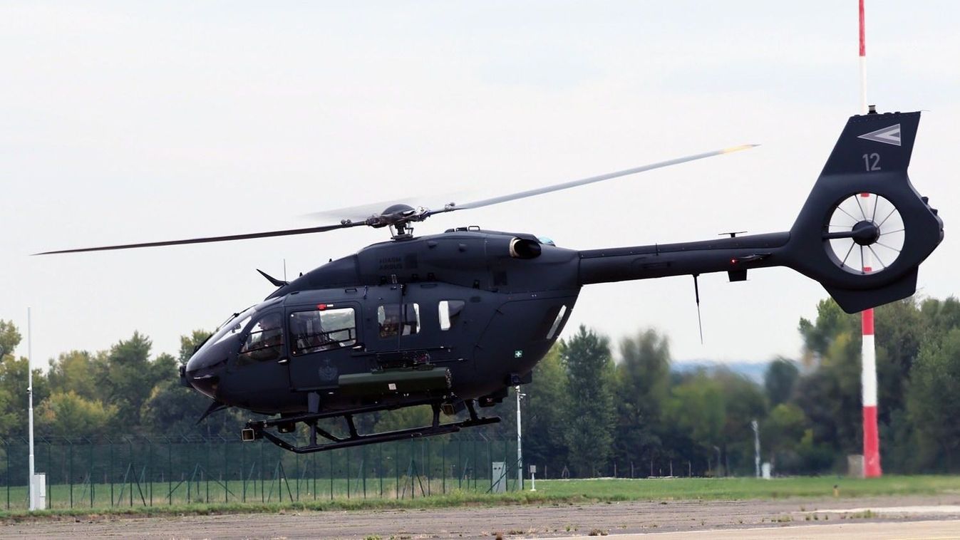 Helikopterek és harcászati repülőgépek lakott területen