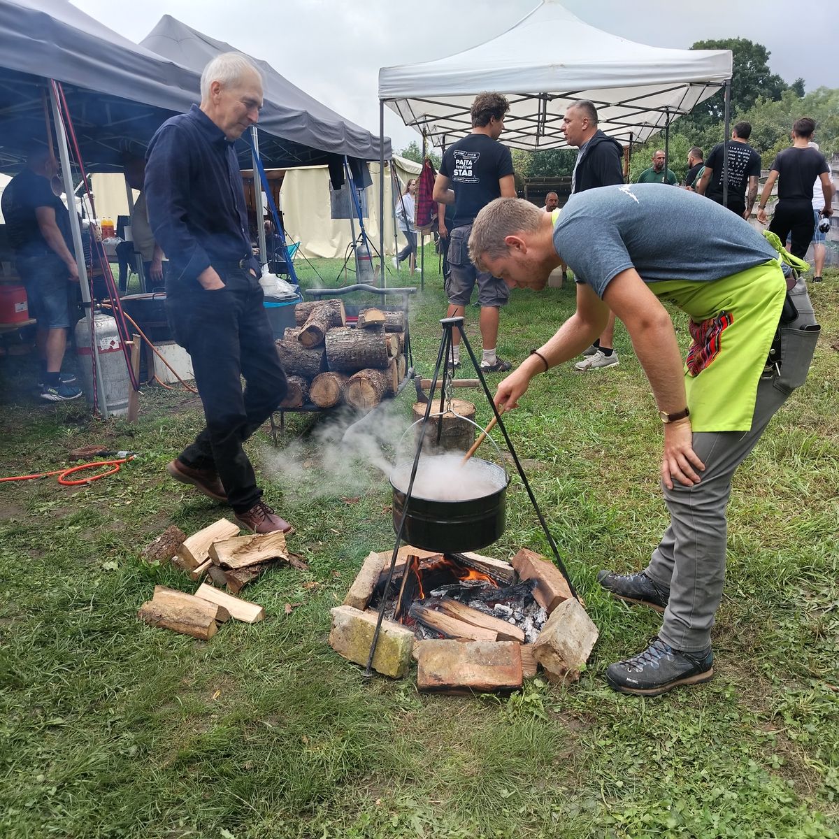 Katonadalok és cicege