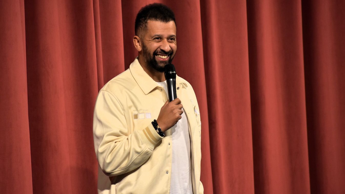 Musimbe Dávid Dennis stand-up estje Pápán