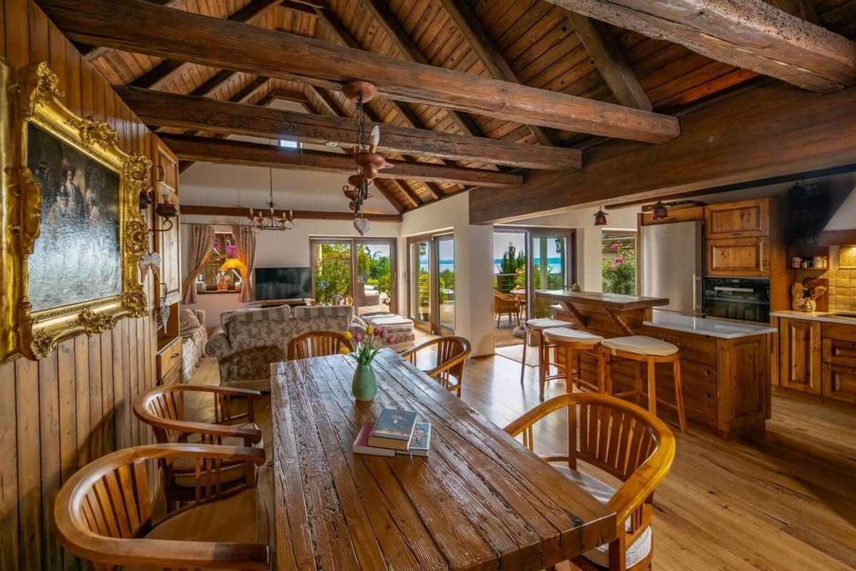 Balatoni luxusvilla eladó Balatonfüreden medencével