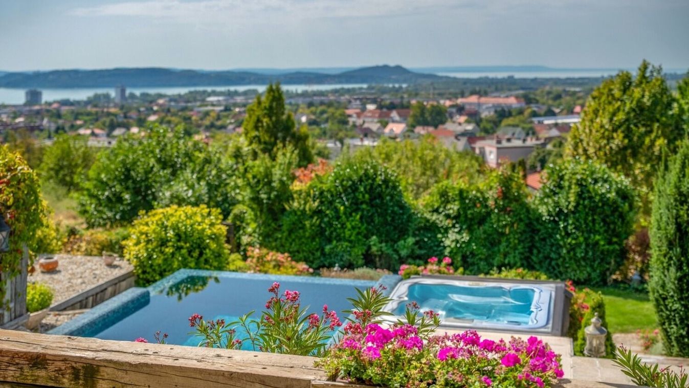 Balatoni luxusvilla eladó Balatonfüreden medencével