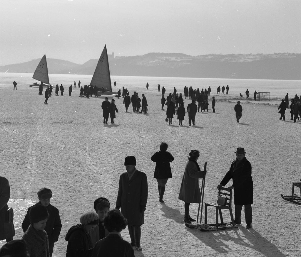 Befagyott a Balaton: téli fotók 1968-ból