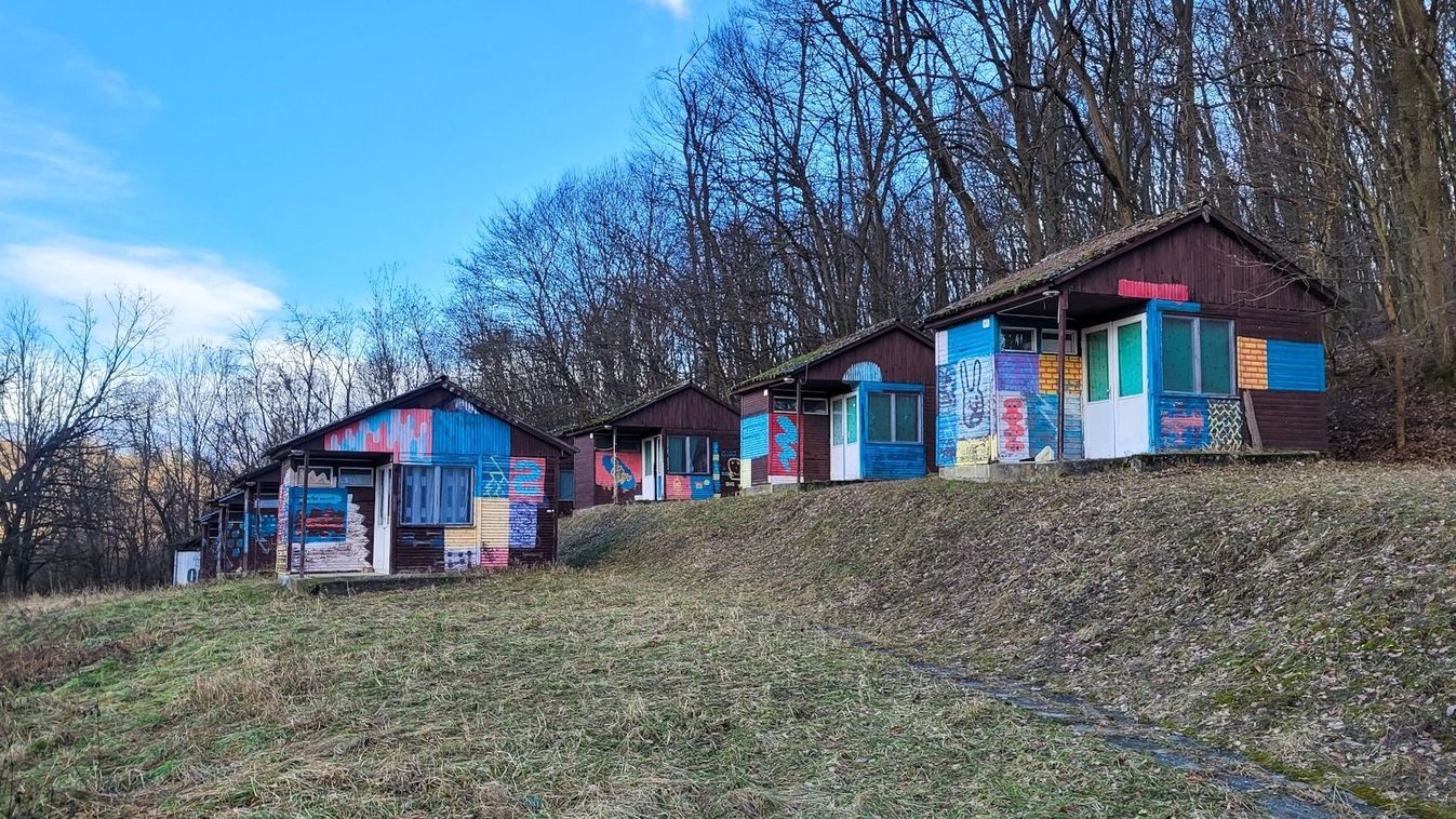 Elhagyatott hippitábor: urbexfotókon a szabadság bázisa