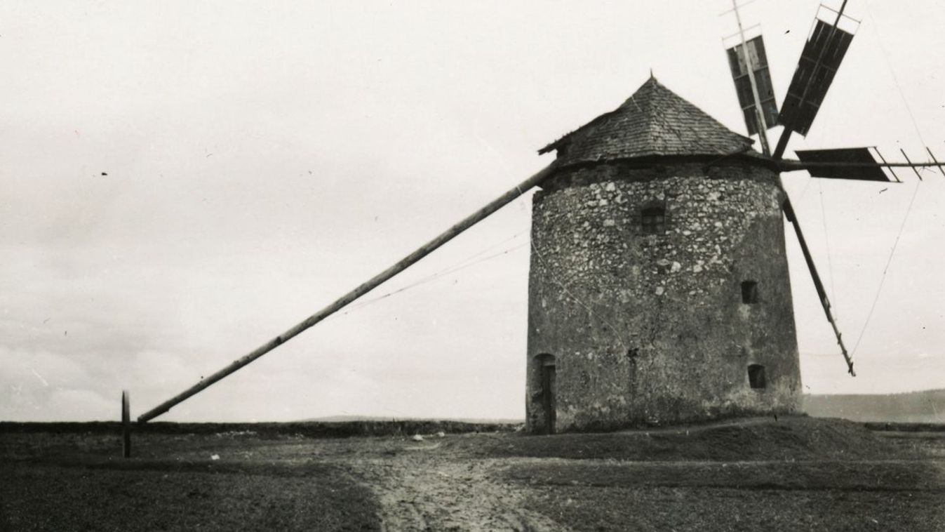 Bakonyi retró fotón a tési szélmalom