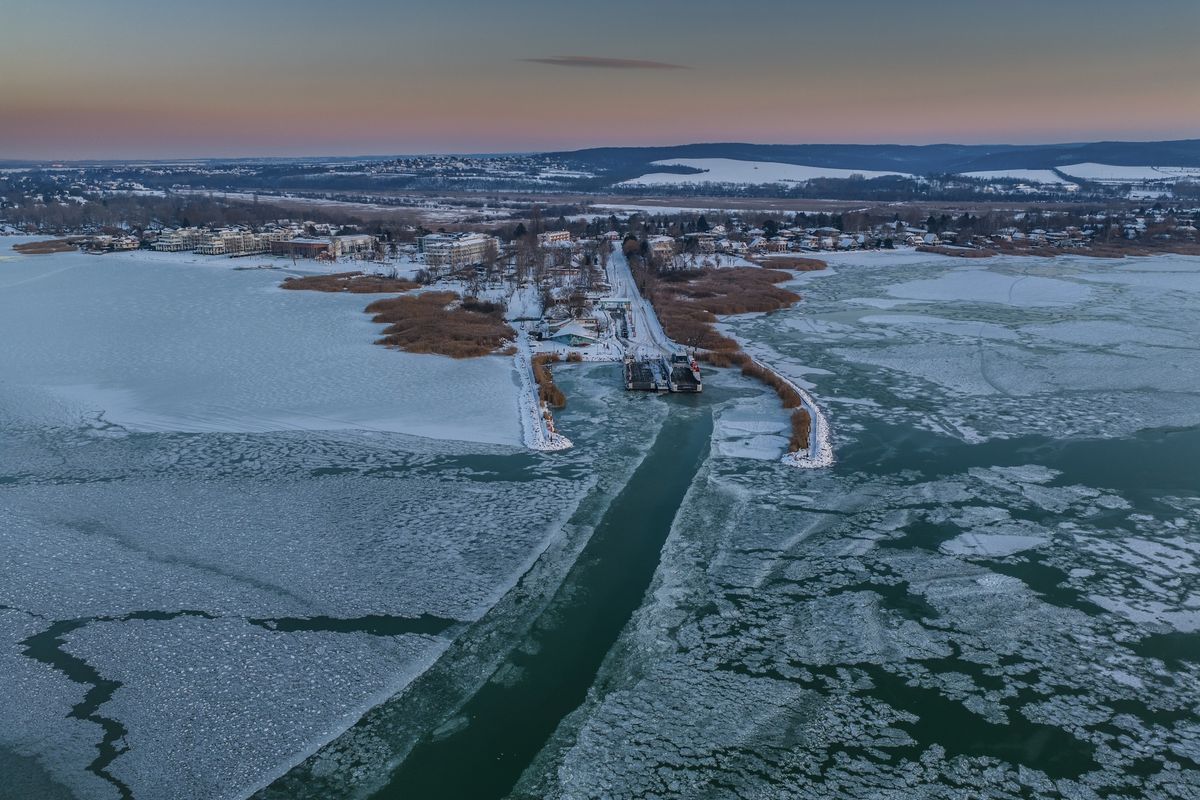 Befagyott Balaton – zavartalanul közlekednek a kompok