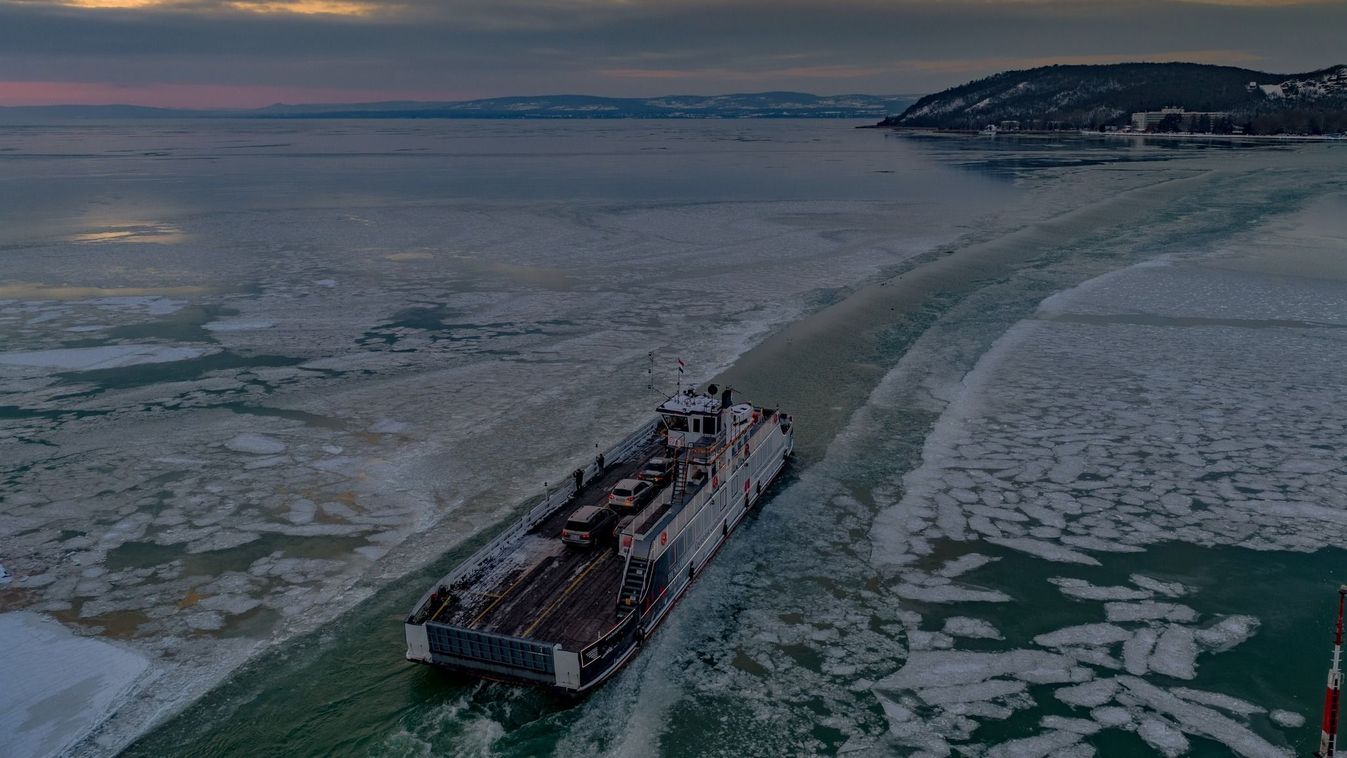 Befagyott Balaton – zavartalanul közlekednek a kompok