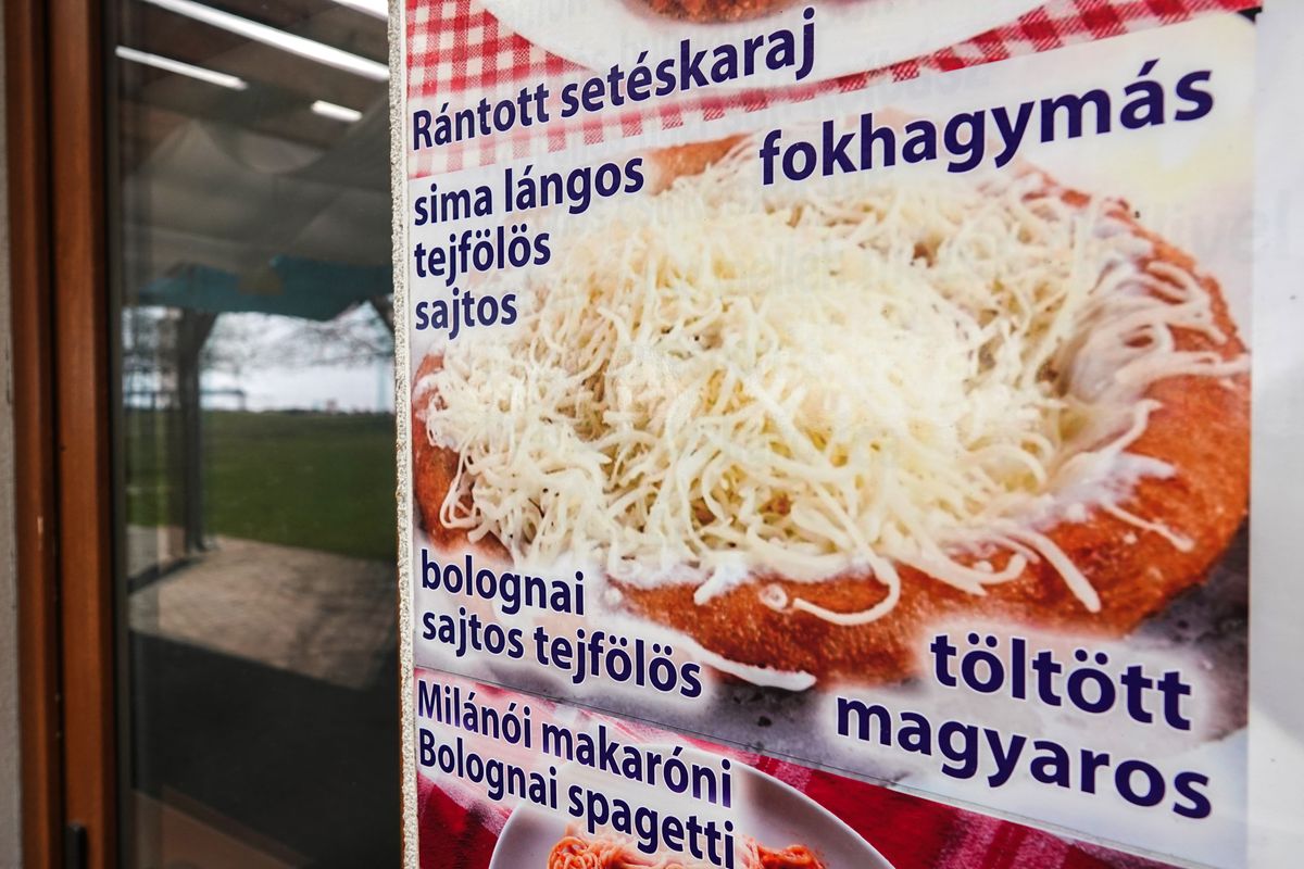 Balatoni lángos ára: drágult? 2026-ban ennyit kérnek érte
