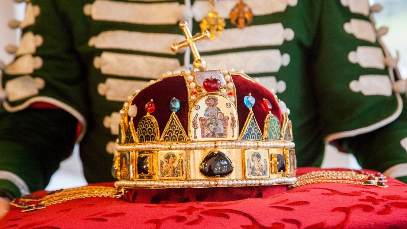 Szent Korona másolata érkezik Várpalotára