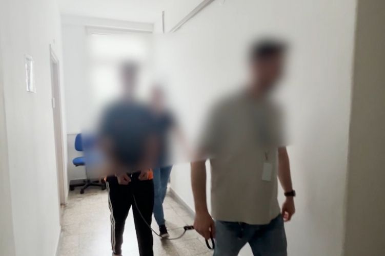Furcsa betörés Veszprém: kikörgette az útra a lopott hordót