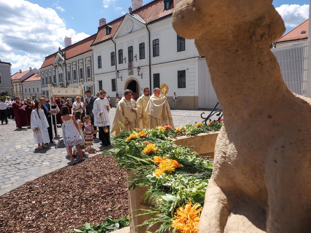 Úrnapi körmenettel ünnepeltek a hívek a várnegyedben